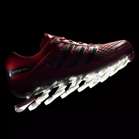 I-Adidas isungula abaqeqeshi be-Springblade Razor abaneesu eziluhlaza