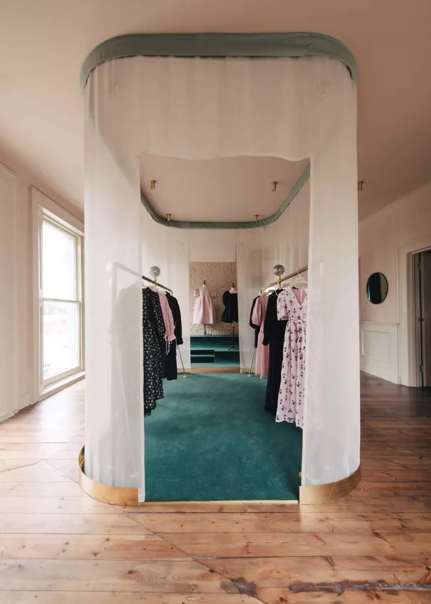 Sister Jane Townhouse by Sella Concept má na prvom poschodí predvádzaciu miestnosť s odevmi