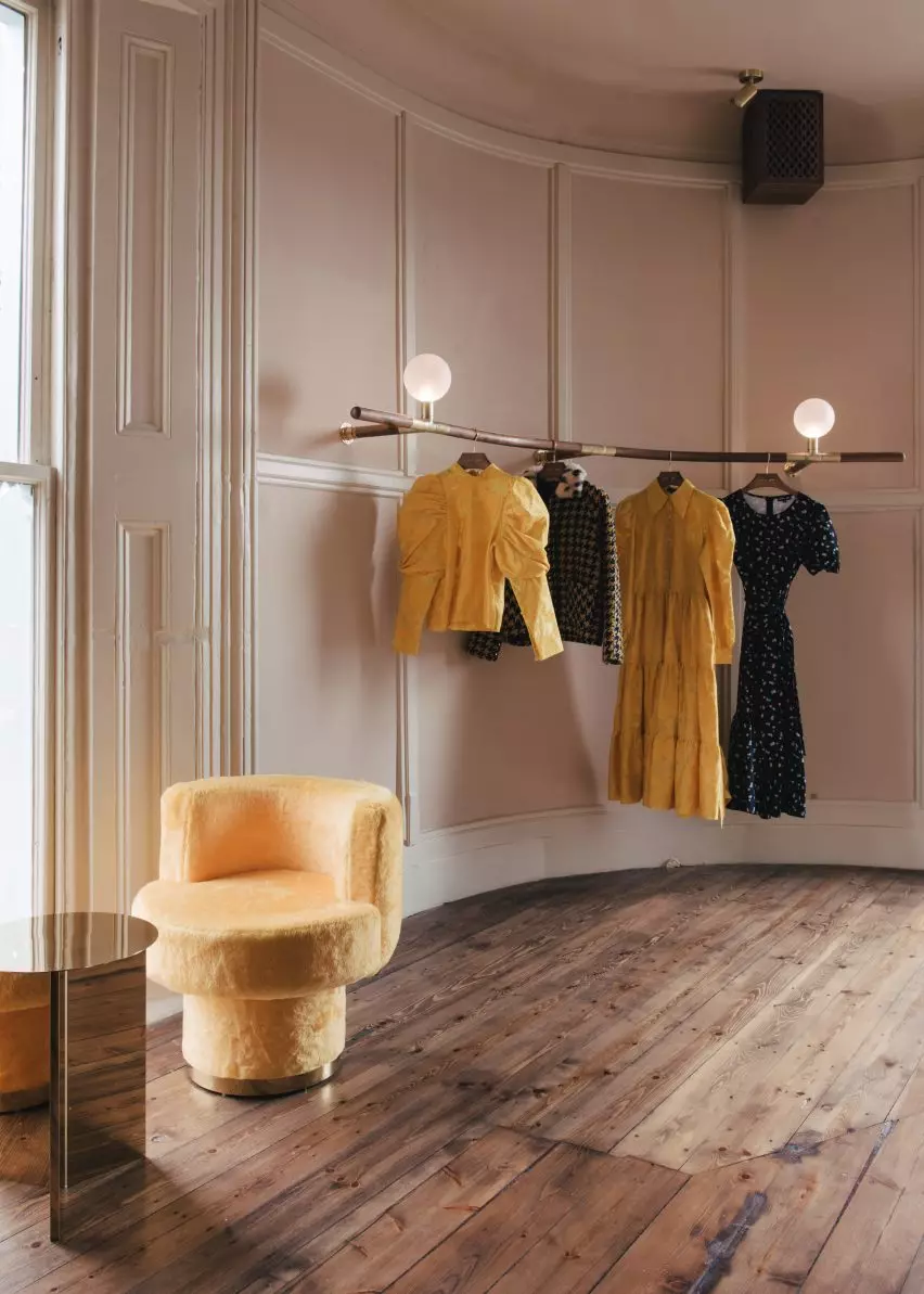 Sister Jane Townhouse by Sella Concept má na prvom poschodí predvádzaciu miestnosť s odevmi