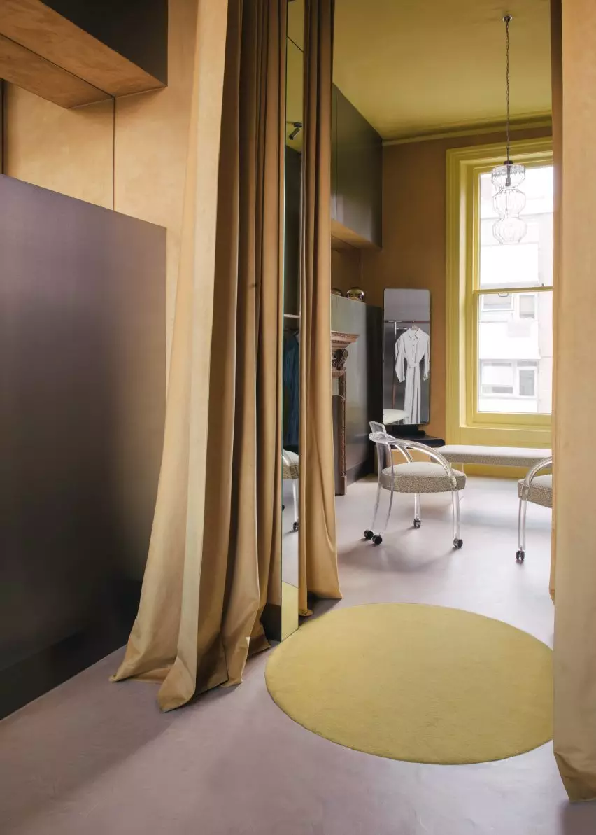 Sella Concept-ийн эгч Жэйн Таунхаус брэндийн Ghospell шугамын гангаар хийсэн үзэсгэлэнгийн танхимтай.