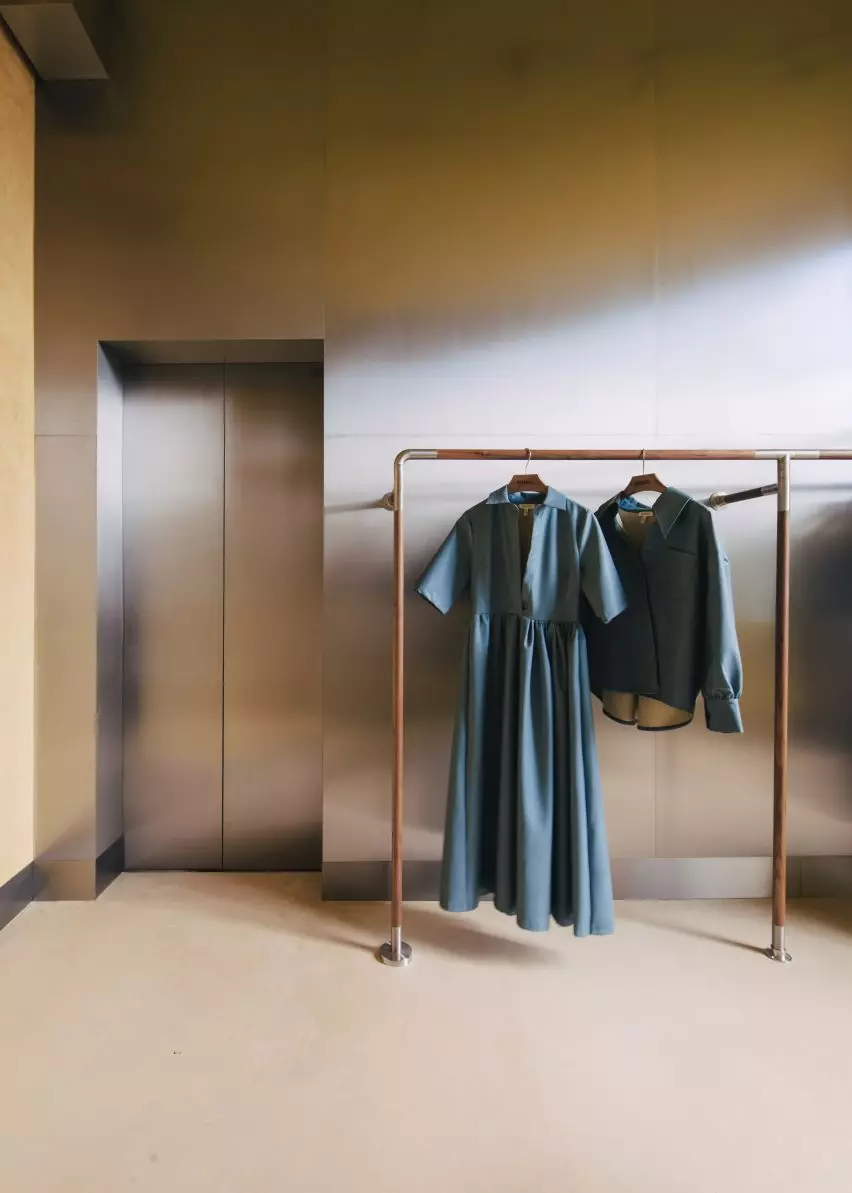 Sister Jane Townhouse by Sella Concept má oceľový showroom pre značku Ghospell.