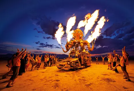 NK Guy fotografuje Art of Burning Man