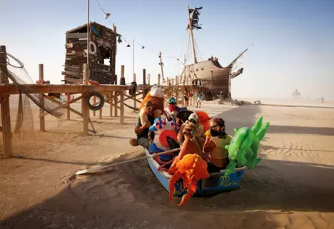 NK Guy ถ่ายรูป Art of Burning Man