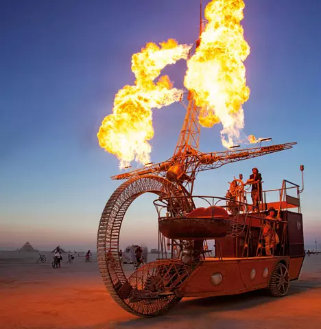 NK Guy снима Art of Burning Man