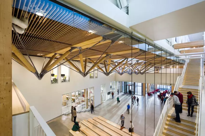 Leers Weinzapfel Associates tarafından Massachusetts Amherst Üniversitesi'nin tasarım okulu