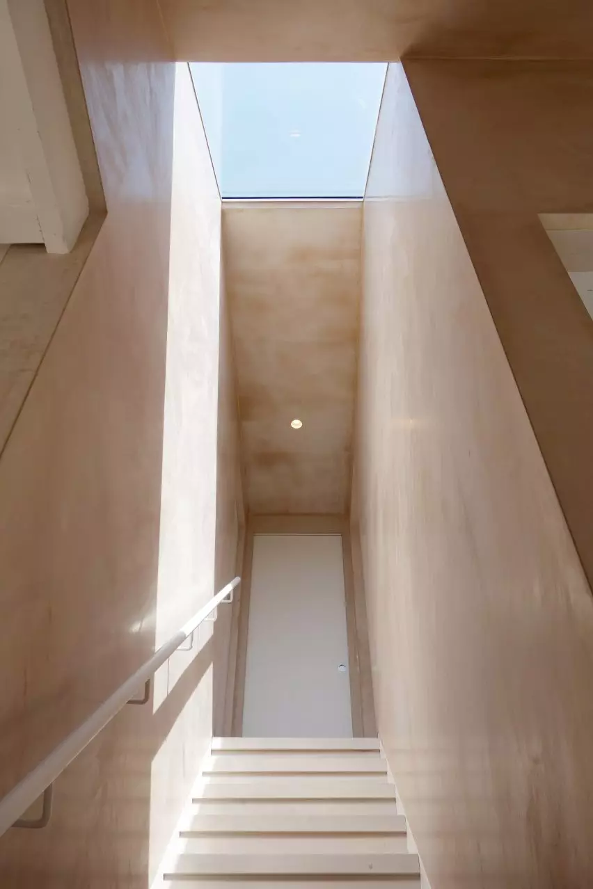 Tangga kalayan skylight