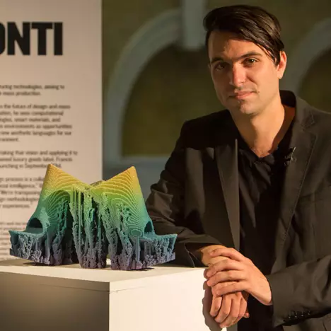 Francis Bitonti dengan sepasang sepatunya yang dicetak 3D dengan gradasi warna