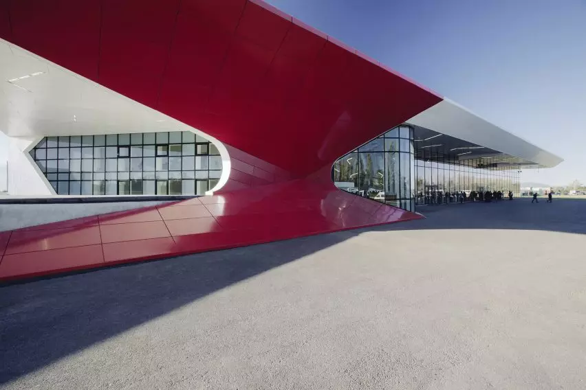 Sambungan lapangan terbang Kutaisi UNStudio mempunyai plaza atas bumbung terbuka