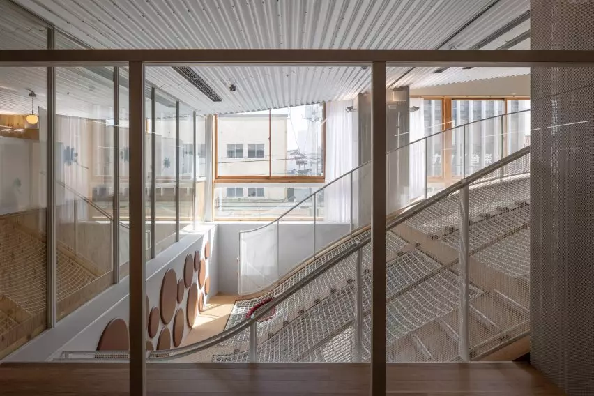 ტალღოვანი სათამაშო მოედანი Unemori Architects-ისა და Teco Architects-ის მიერ