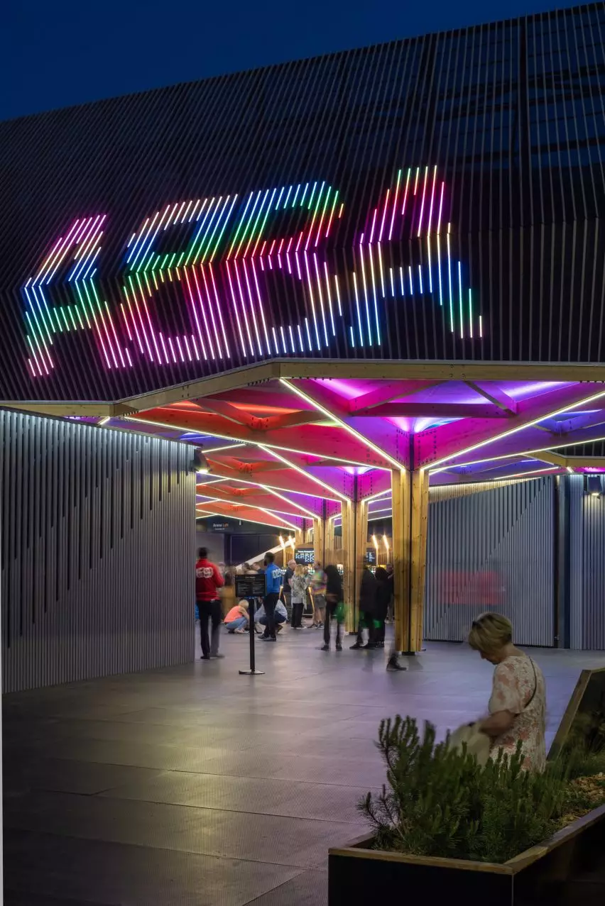 ABBA Arena에는 다양한 색상의 LED ABBA 로고가 있습니다.