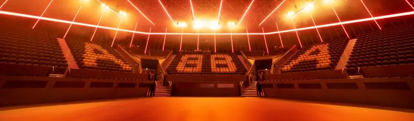 会场内 ABBA 品牌观众座位的内部图像