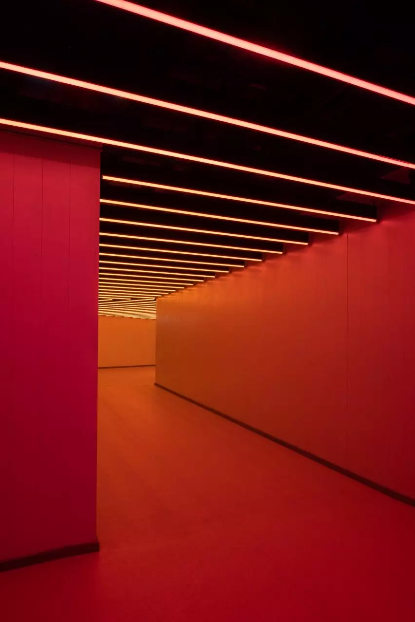 Interiérový obrázok červenej chodby v ABBA Aréne