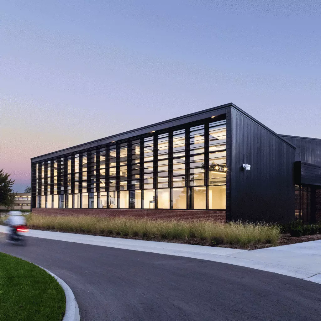 گولڈ ایونز نے مسوری آرٹ اسکول کے لیے بلیک میٹل اسٹوڈیو کی عمارت بنائی