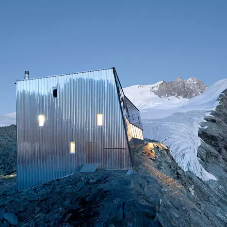 Pondok gunung bersalut keluli oleh Savioz Fabrizzi Architectes membaluti rabung Alpine