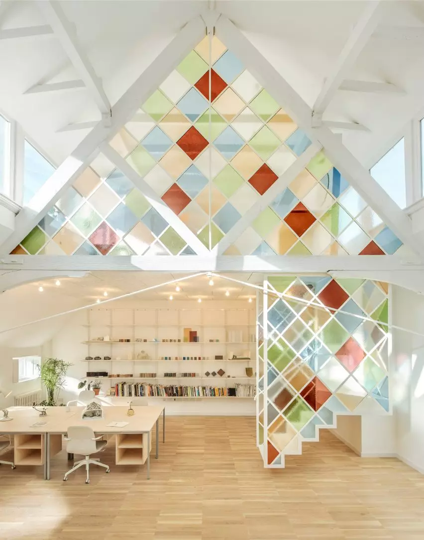 Tinutukoy ng mga stained glass divider ang London co-working space sa loob ng simbahan 6348_1