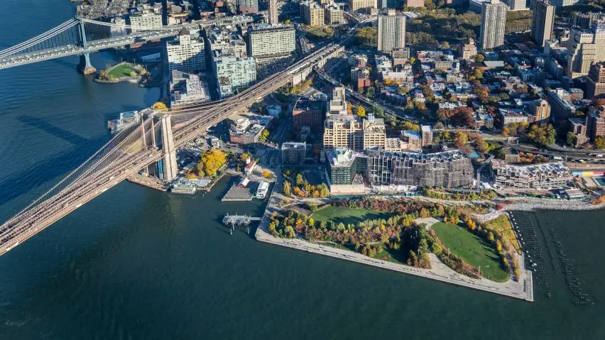 Brooklyn Bridge Park naMichael Van Valkenburgh