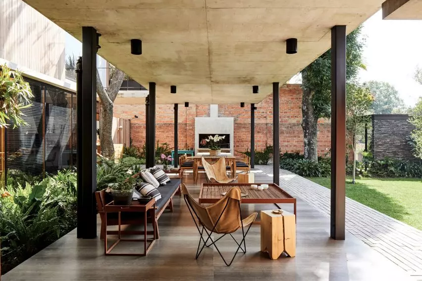 Salle à manger extérieure avec cheminée