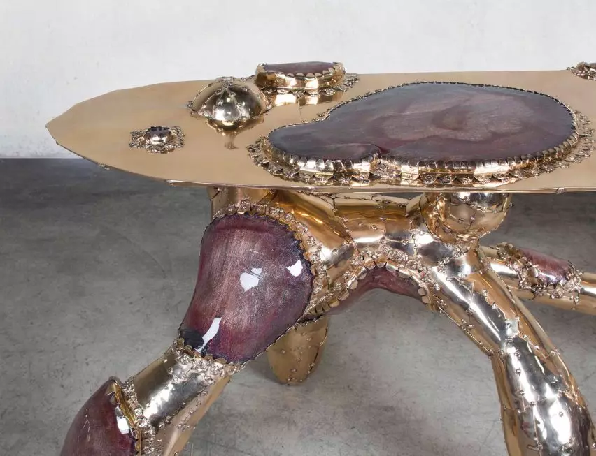Misha Kahn dévoile des tables bijoux et des chaises 