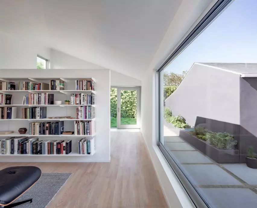 Maison de fenêtre arrière par Edward Ogosta Architecture