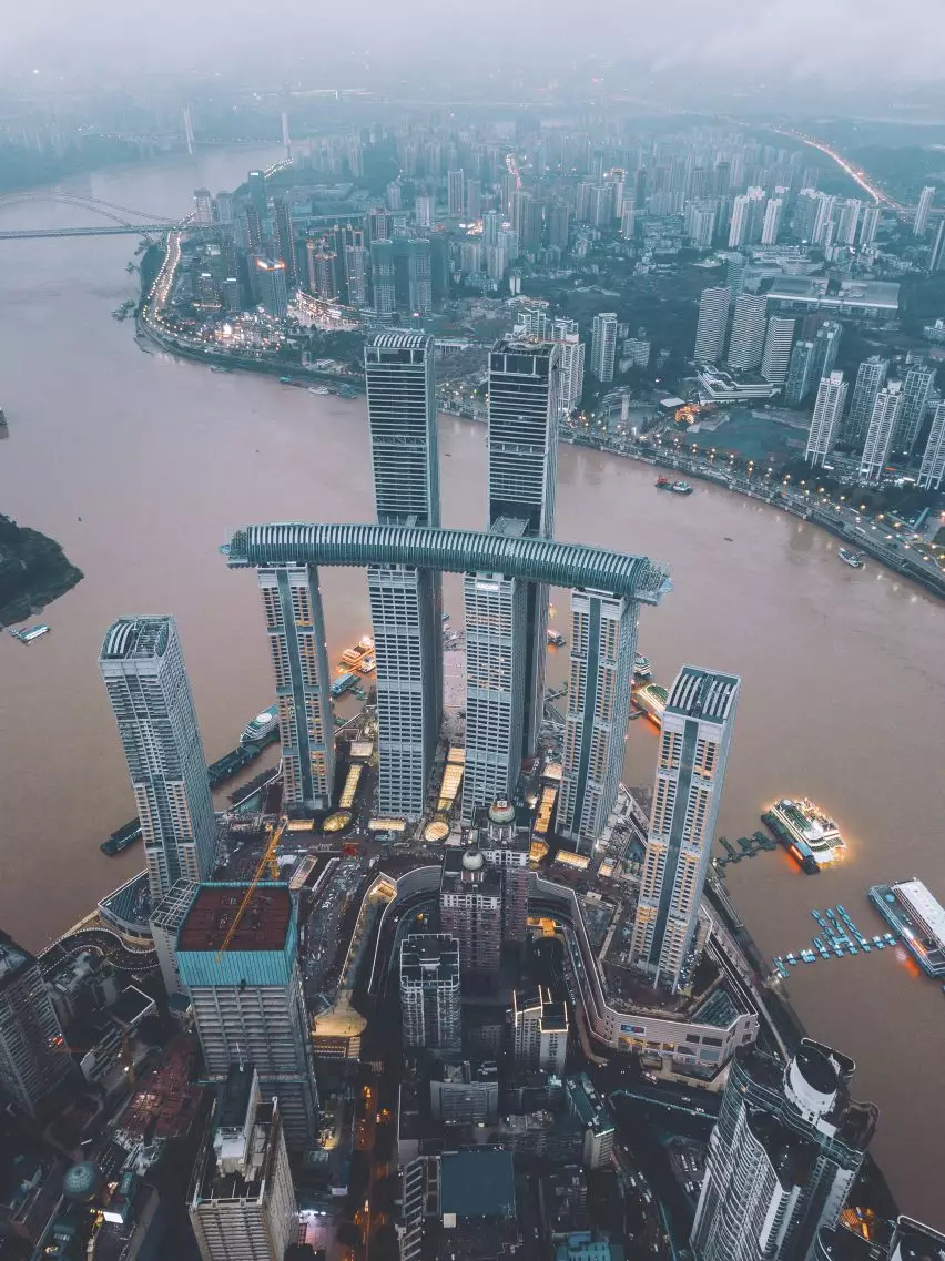 Le Crystal i Raffles City Chongqing saunia e Safdie Architects