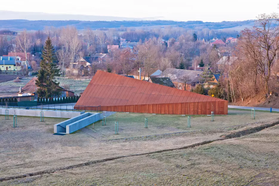 the-ulma-family-museum-nizio-design-stupovi-saving-jews-markowa-poland_dezeen_936_18