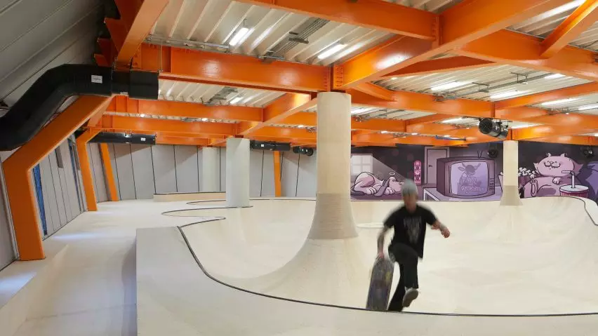 Hollaway studiýasy tarapyndan Folkestondaky F51 köp gatly skateparkda skater