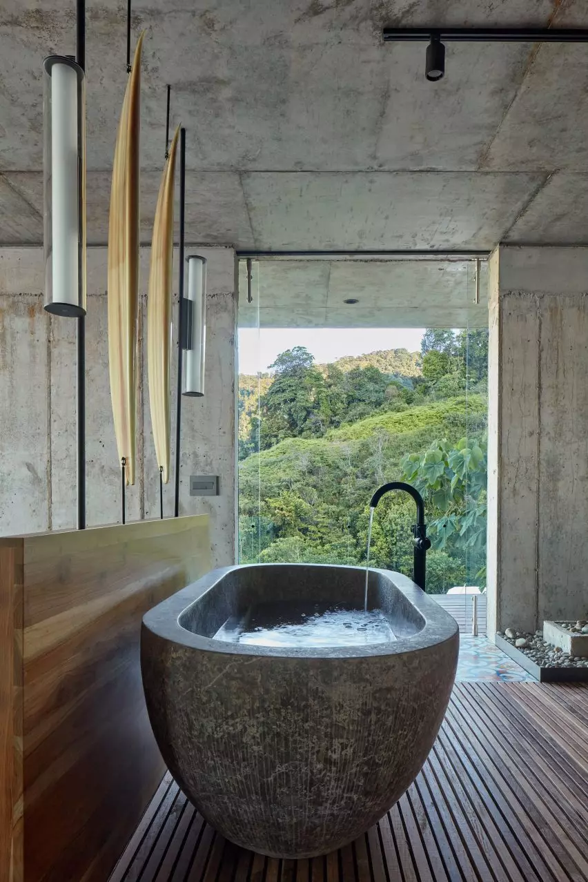 Betona, brīvi stāvoša vanna ar skatu uz Kostarikas džungļiem