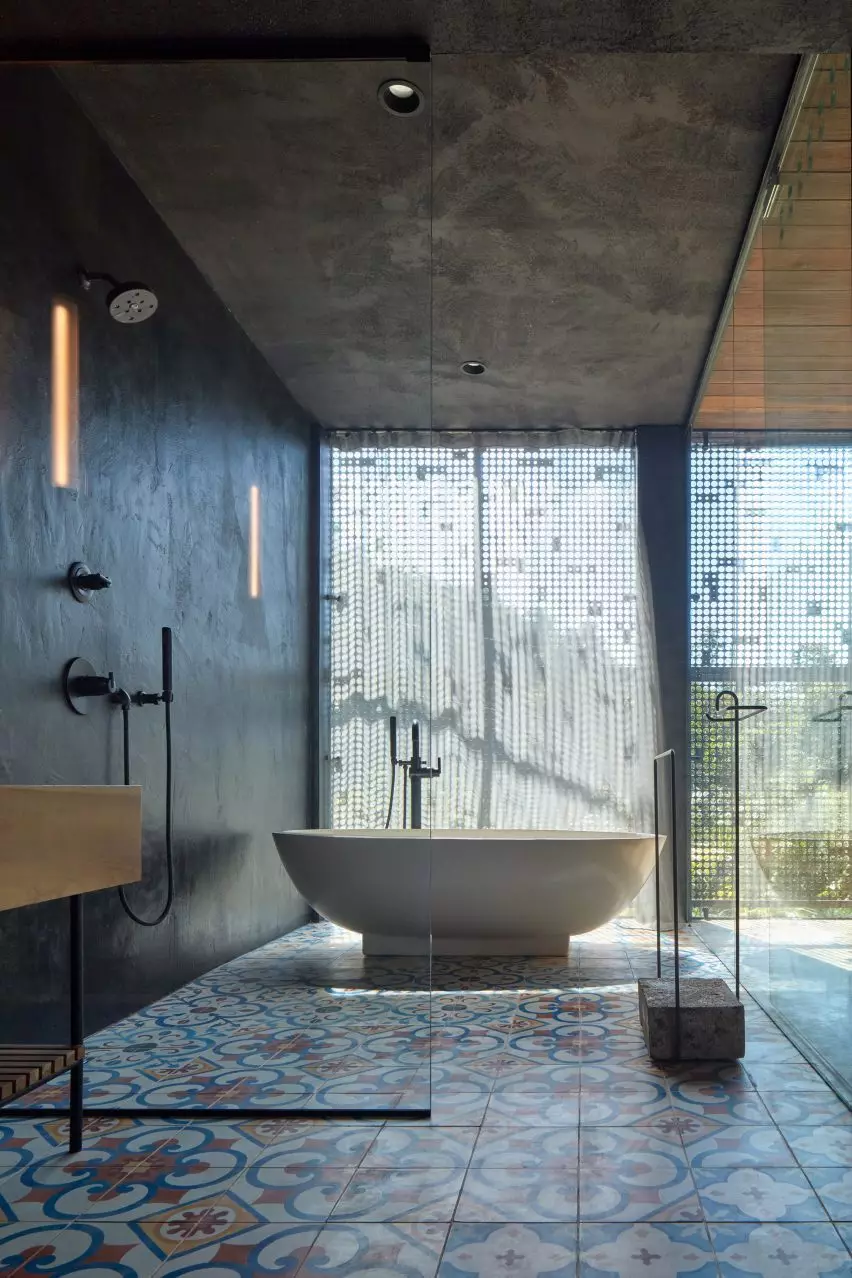 Koupelna s barevnými cementovými dlaždicemi z Nikaraguy