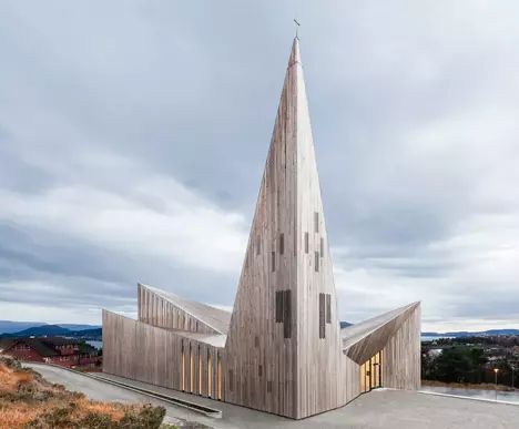 Igreja da Comunidade, Knarvik por Reiulf Ramstad