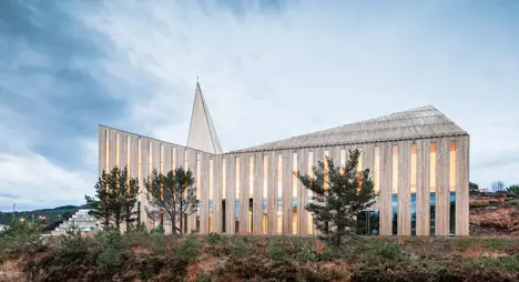 Igreja da Comunidade, Knarvik por Reiulf Ramstad