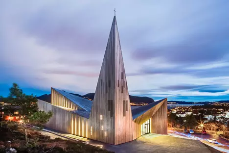 Igreja da Comunidade, Knarvik por Reiulf Ramstad