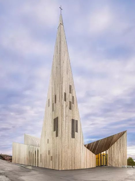 Igreja da Comunidade, Knarvik por Reiulf Ramstad