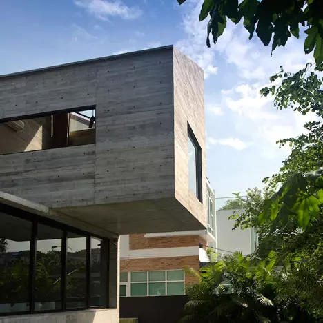 Formwerkz Architects house extension fitur kothak beton cantilevered