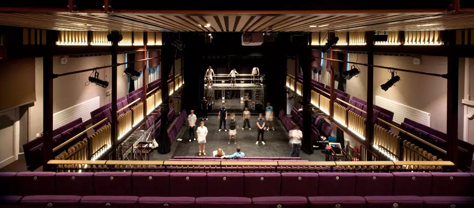 Teater Kuari di Bedford oleh Foster Wilson Architects