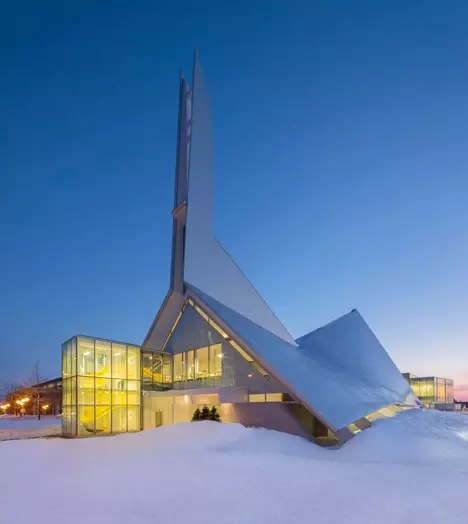 Quebec'teki yüksek kilise Dan Hanganu ve Cote Leahy Cardas tarafından kütüphaneye dönüştürüldü