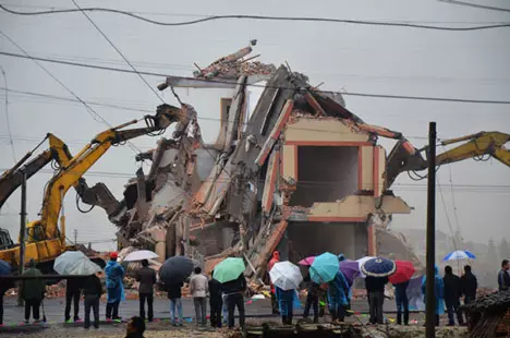 Rumah dirobohkan dari pusat lebuh raya Cina