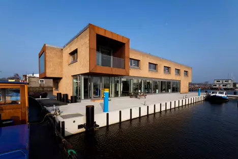 المكتب العائم للشبكة المائية من قبل Attika Architekten