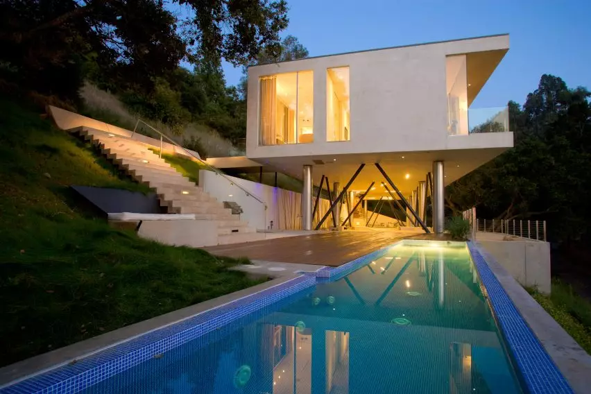 Bazen za krog pod Gerhard Heusch Oak Pass Residence Beverly Hills