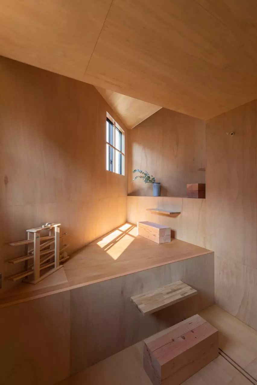 Casa nella camera da letto Takatsuki di Tato Architects