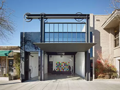 Tom Kundig hoists California gallery facade lilo jia ati pulleys