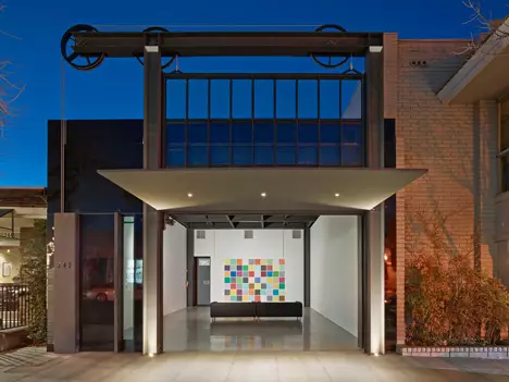 Tom Kundig hoists California gallery facade lilo jia ati pulleys