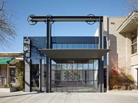 Tom Kundig hoists California gallery facade lilo jia ati pulleys