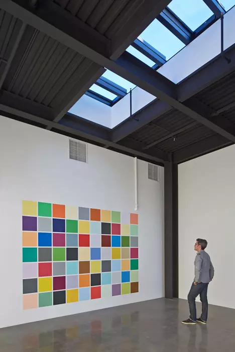 Tom Kundig hoists California gallery facade lilo jia ati pulleys