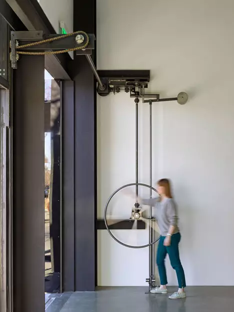 Tom Kundig hoist Kalifornien Galerie Fassad mat Gears a Pulleys