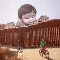 JR Dreamer installation ntawm US-Mexico ciam teb