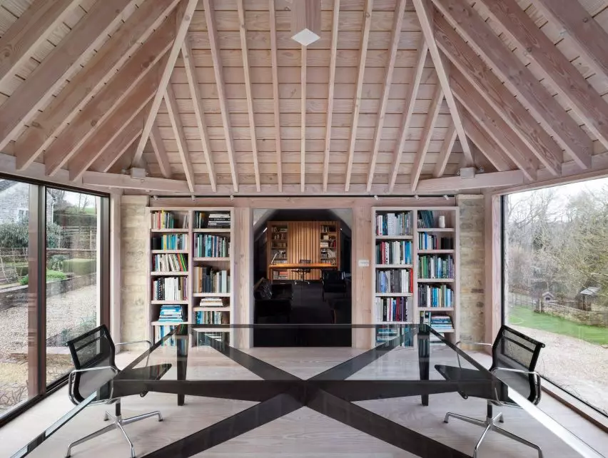 Ang Grain Loft Studio ni Richard Parr Associates sa Easter Park Farm adunay Douglas fir roof