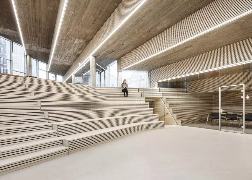 Auditorium dengan tempat duduk bertingkat oleh COBE