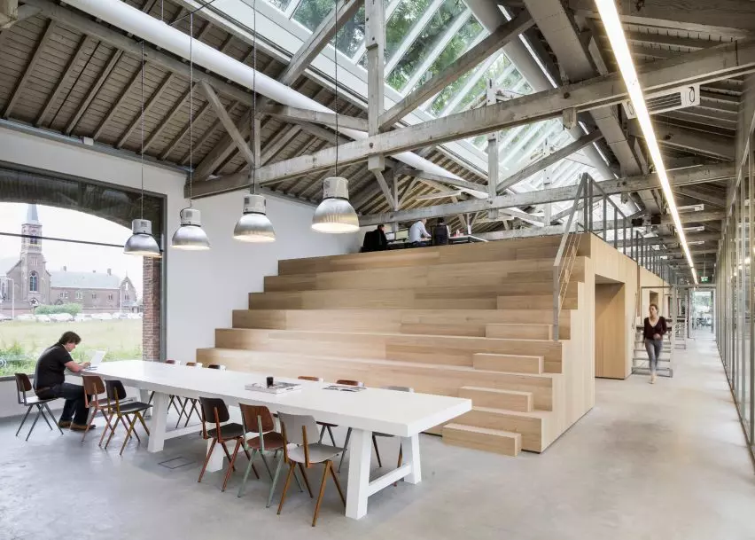 Tiered houten sitplakken troch Bedaux de Brouwer Architecten