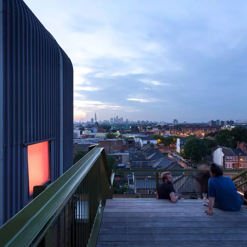 L'observatoire sur le toit de Cooke Fawcett encadre les vues depuis le parking de Peckham 67197_6