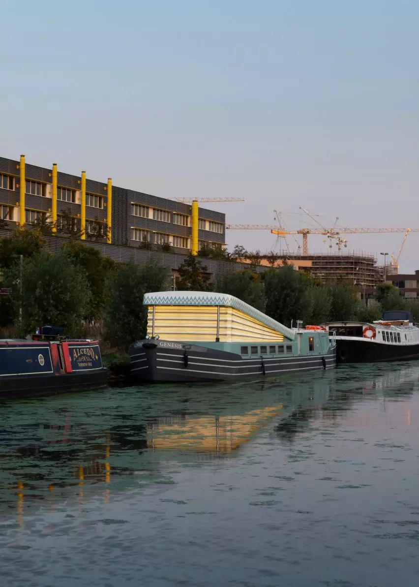 Exteriör av den flytande Genesis-kyrkan av Denizen Works i östra London